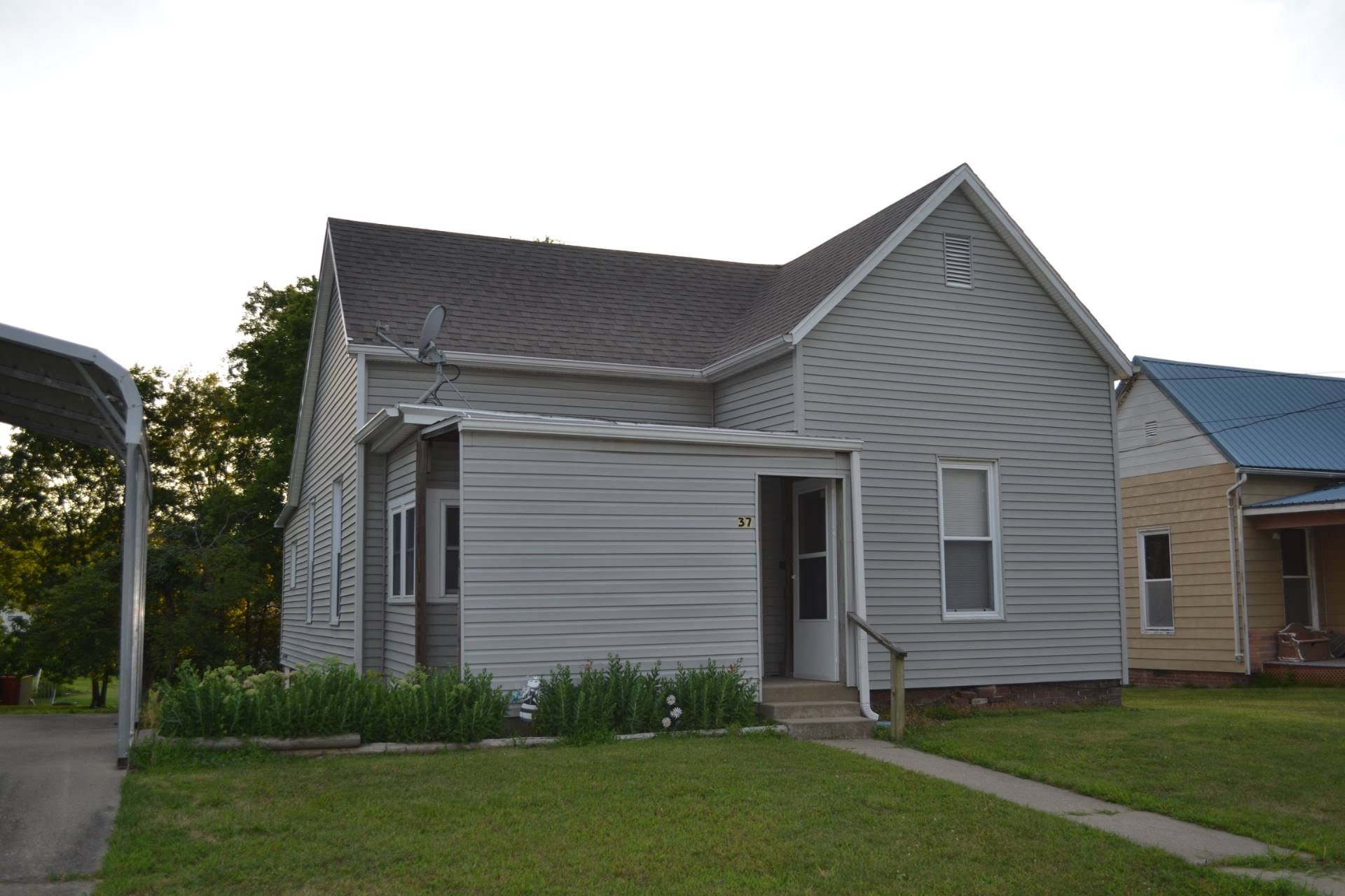 37 N. Eighth St., Albion, IL 62806 (Sold MyStateMLS Listing #10401954)